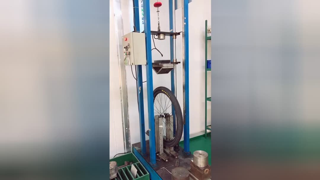 碳纤维自行车轮圈工厂:山地公路轮圈冲击破坏测试,碳纤维,轮圈砸坏...