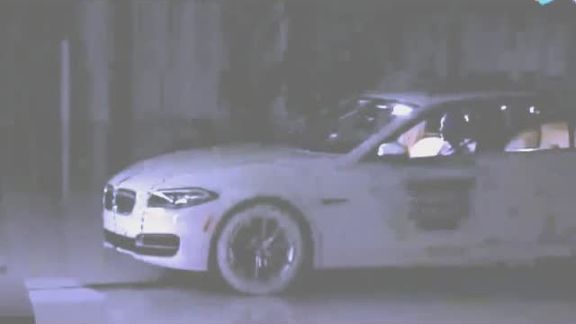 看完这个碰撞测试你就清楚 奔驰E级和宝马5系是不是同级别的