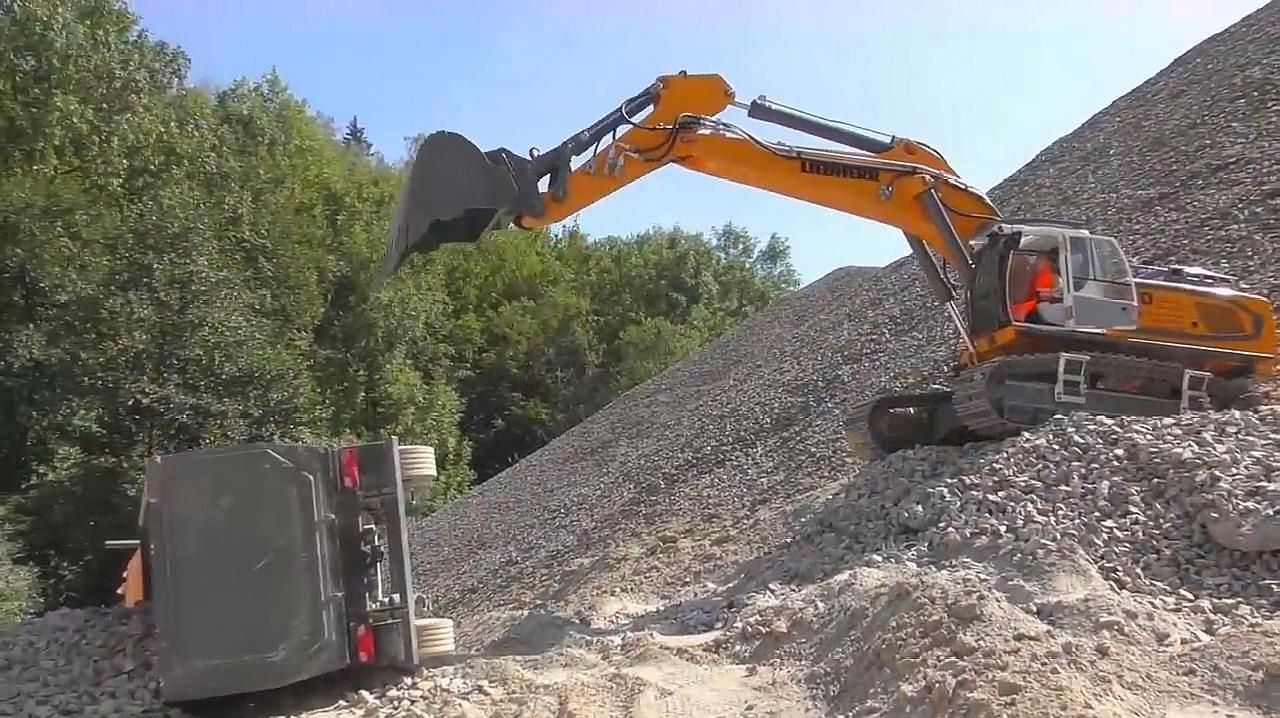 RC模型:挖掘机在沙场作业,和真的相比完全看不出来