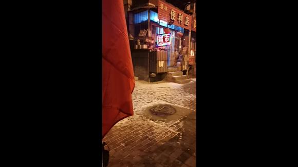 新华里社区疫情防控监测值班的志愿者与社区工作人员,街道借调人