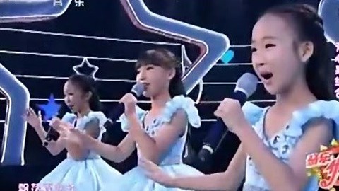 歌曲《让我们荡起双桨》演唱:曾杨茜 李汶萱 雷思敏