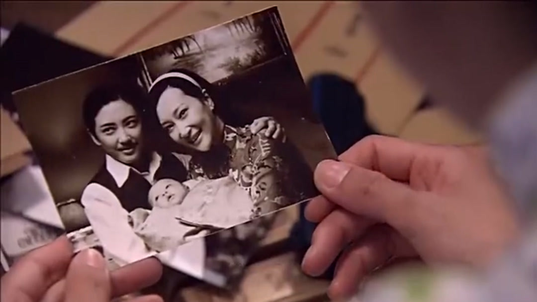 美女在自己床下发现暗格,里面的东西让她下辈子都不用愁了!