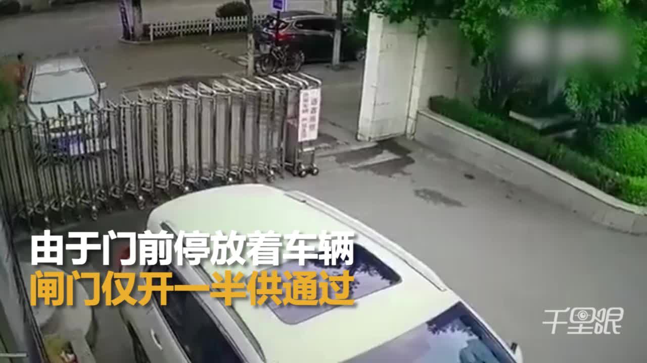 女司机操作失误 撞击小区安全门