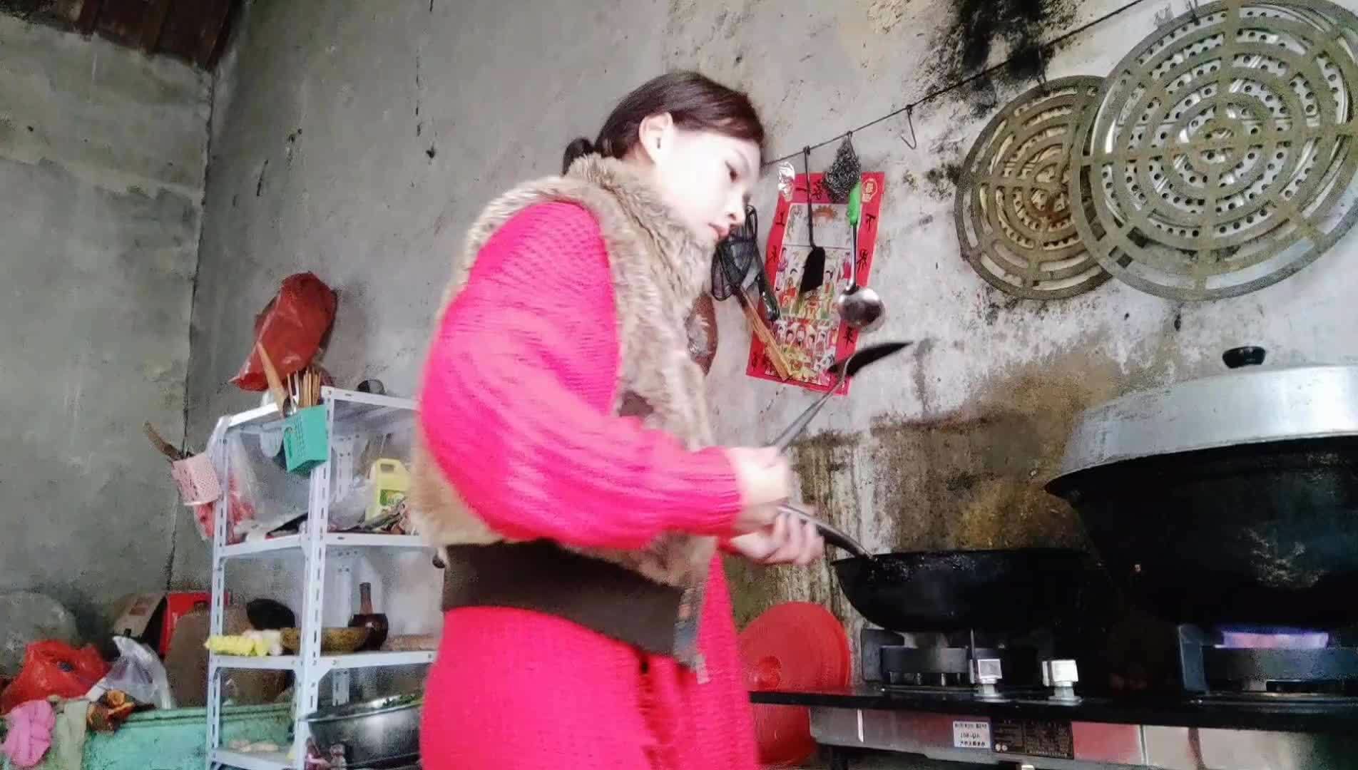 俺是农村人 第一天回来在老家婆家厨房忙碌的一角……