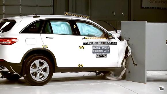 奔驰GLC 18款 小重叠碰撞测试,车身刚性和车内人员保护无可挑剔