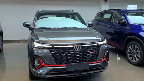 新车到店,实拍2022款长安CS35Plus,除了颜值更有料,买不买自己定