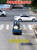 不守规则害人害己,电动三轮车闯红灯撞上宾利,车损至少50万元