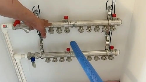 重新铺地热管和更换分水器,必须要找一个明白人,看看为什么