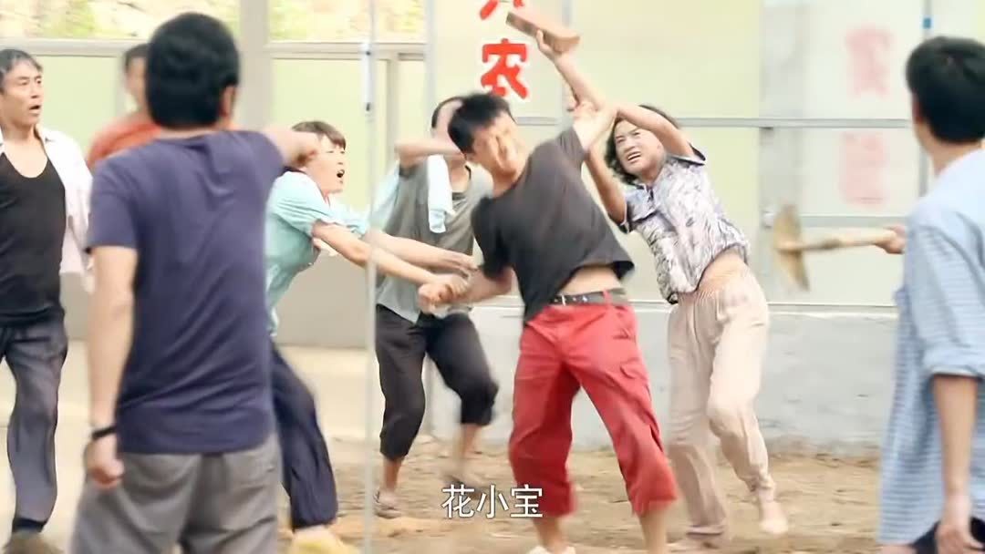 书记占用了荒的地来盖大棚,地主人却带汽油来闹:你非法占地!