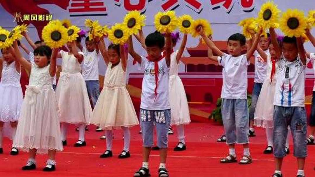 宝鸡:扶风晨光小学学生表演舞蹈《火了火了》