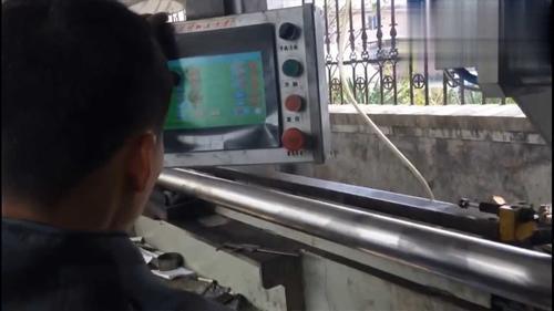 实拍不锈钢切断过程,别看设备老旧,效率可不低