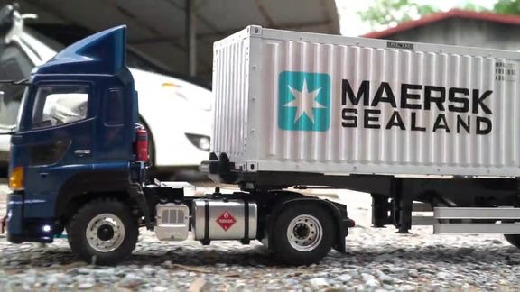 这是一辆模型大卡车,只是做的太逼真了,远看就像是辆真车!