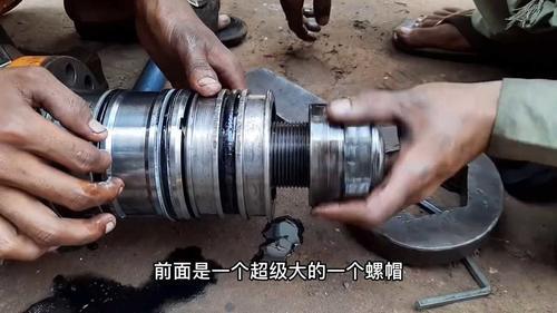 巴铁工人维修装载机液压油缸,安装时直接用锤砸,就问你服不服?