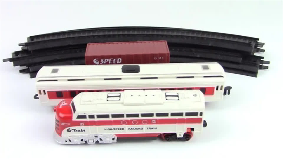 高铁模型在圆形轨道上飞奔