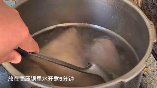 两张猪皮,一个高压锅,教你在家做猪皮冻,人间美味,太香了