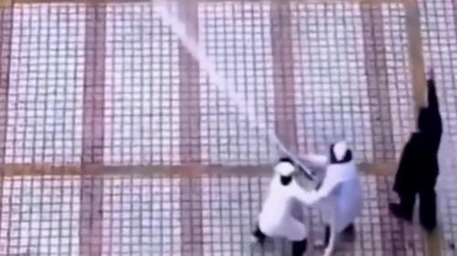 护士小姐姐非要体验一下消防枪,并不怎么能驾驭,消防员的职业一般人...