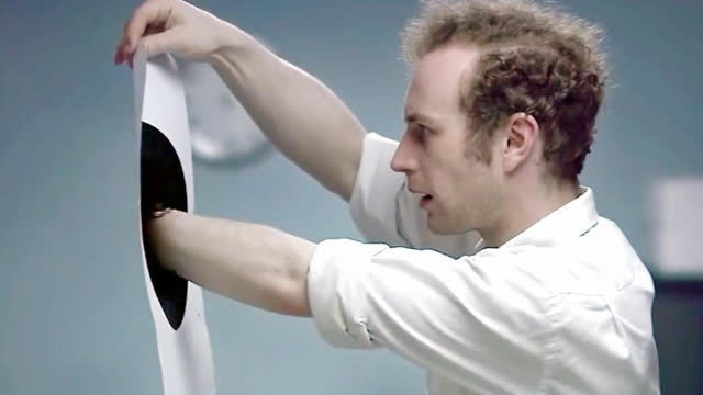 男子利用神秘黑洞隔空取物,贪婪的窃取公司财务,人性的阴暗