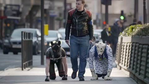 女子迷恋上当狗,每天像狗一样生活,在地上爬行学狗叫!