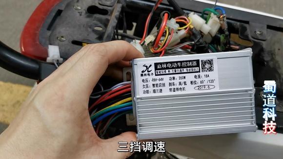 奇葩朋友自己给电动车换控制器,接错了线只能倒退不能前进