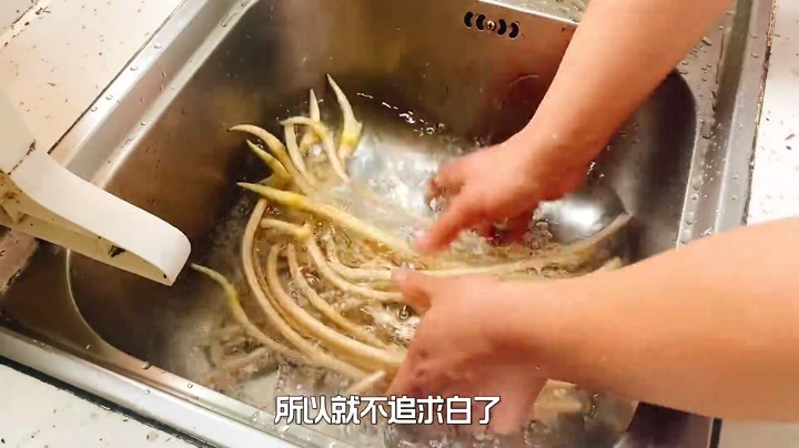 湖南大厨用剁椒炒藕尖,只需简单2步,藕带酸辣脆爽超好吃!