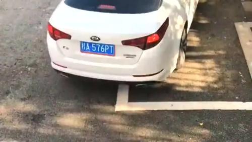 驾校考试教的不一定是实用的,教你一招常用停车技巧
