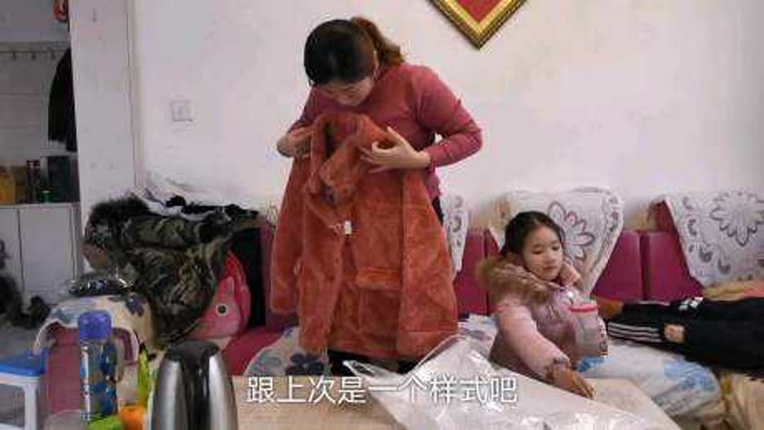 今年流行的羊羔绒大衣,妹子花152也买了件,试穿效果还不错