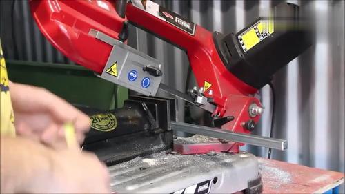 焊工制作带磁性的焊接夹具,真是很不错的帮手