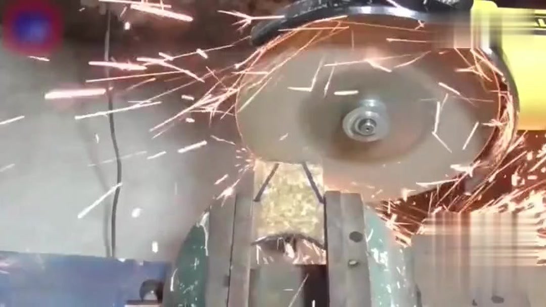 大叔在轴承上加了几根钢管,做出一个超实用的折弯机