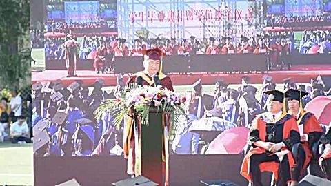 网红校长毕业典礼致辞:总会让你们带遗憾走!