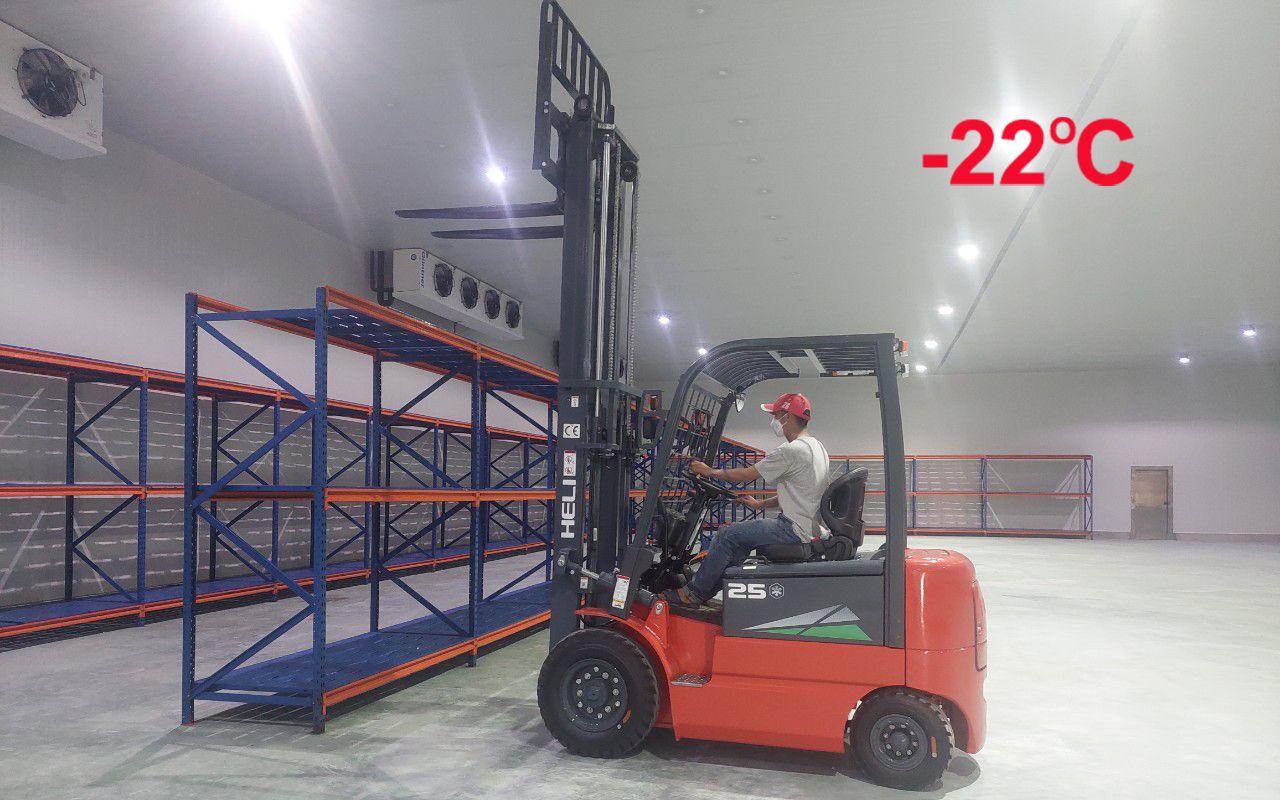 合力2.5吨电动叉车在-22摄氏度下冷冻食品仓