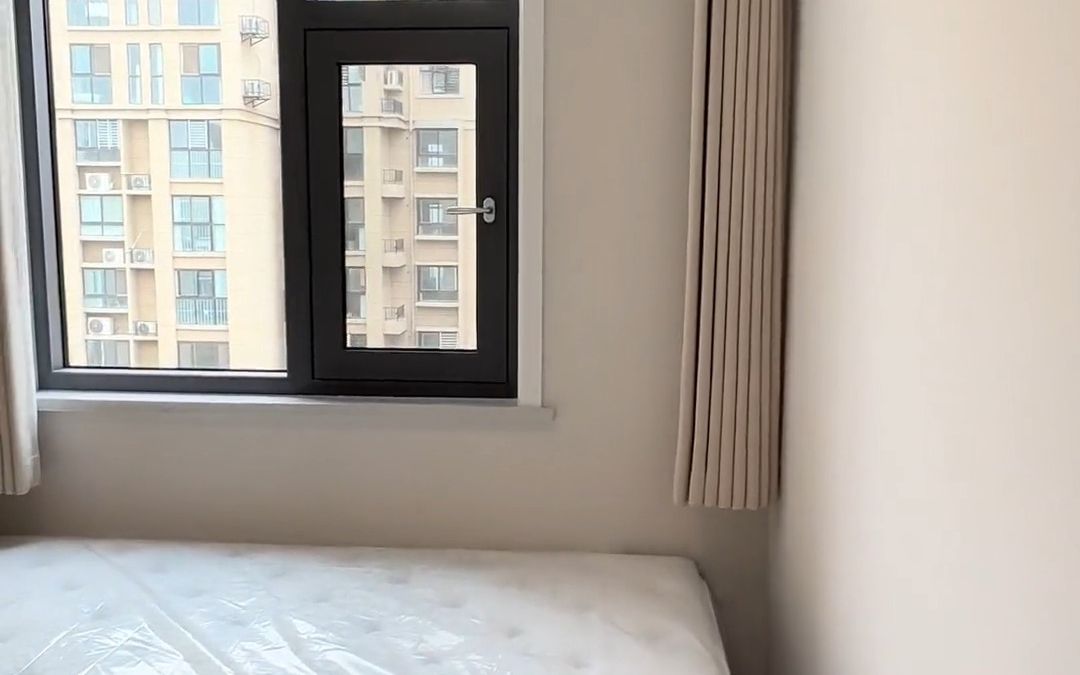 被抄很多遍小房间设计,不到八个平方,衣柜+书桌书柜+储物柜+排骨架床...