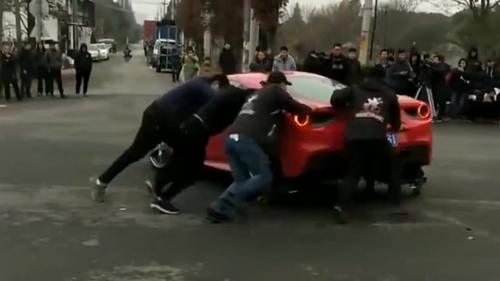 原来电影里的漂移都是这样飘的,在现场看见才知道,我再也不相信实拍了