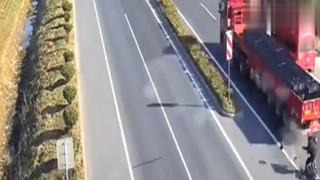 电动车横穿道路直接撞上大货车,付出了生命的代价,太危险了