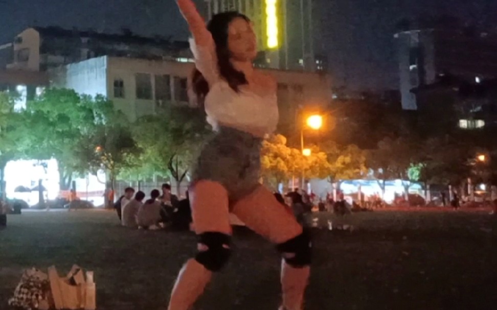 在封校后的大学操场上跳舞是什么感觉…【泫雅《lip&hip》|(G)I-DLE...