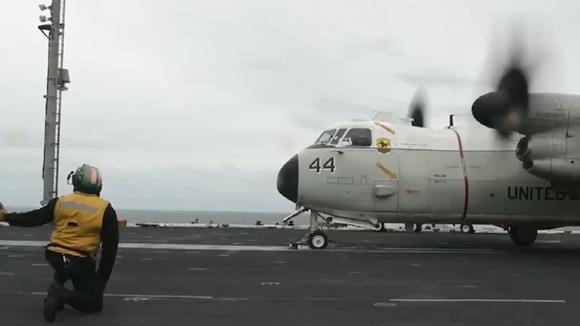 F-18“大黄蜂”起降亚伯拉罕林肯号航母上庆祝北约成立70周年