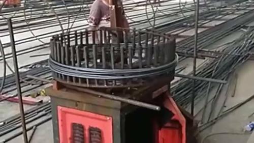高手在民间,工地农民工加工圆形箍筋,这办法也只有他们能想出来