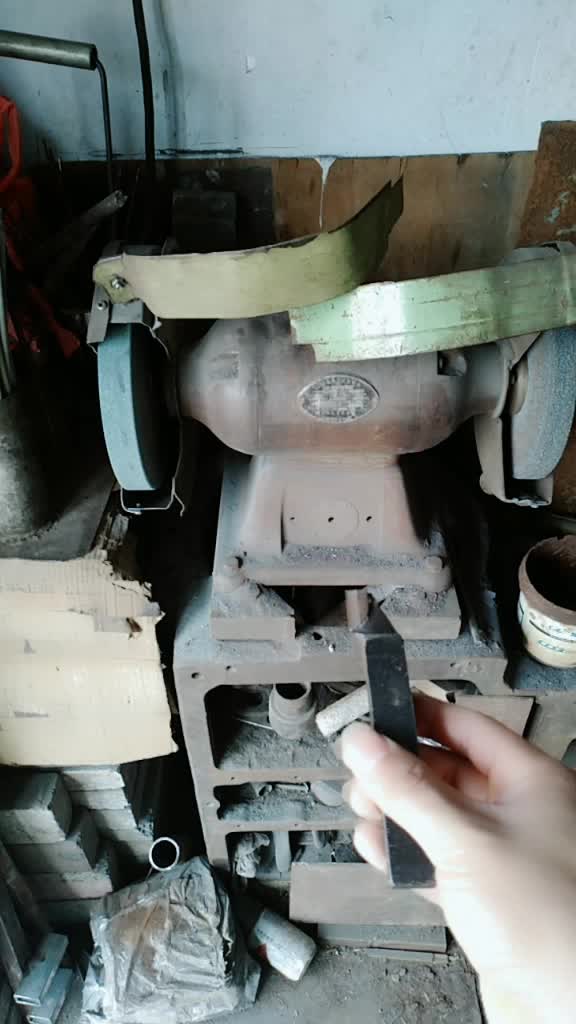 砂轮机磨车刀的正确使用。