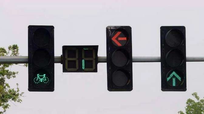 新版红绿灯来了:取消读秒还改名了,老司机:不留神就扣分!