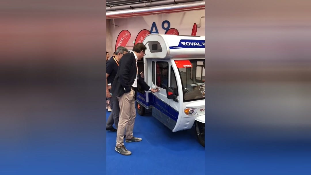 国外友人参加中国制造电动三轮房车！8000块的房车