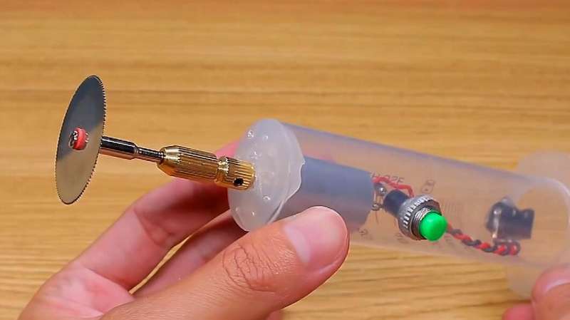 生活小窍门,废弃针管也能制作出小型切割机,太炫酷了!