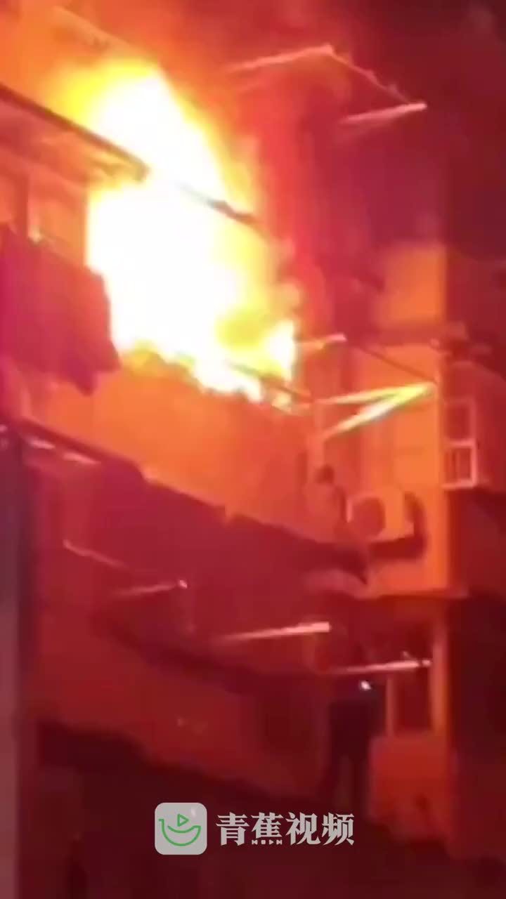 男子将妻子送出火场再救儿子时双双遇难 街道办:初步判断火灾系电瓶...