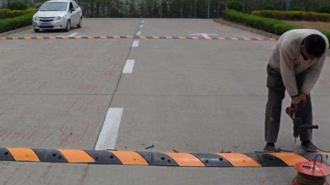 倒着装的减速带到底都多可怕,小哥作死实验,刹车踩烂都来不及了