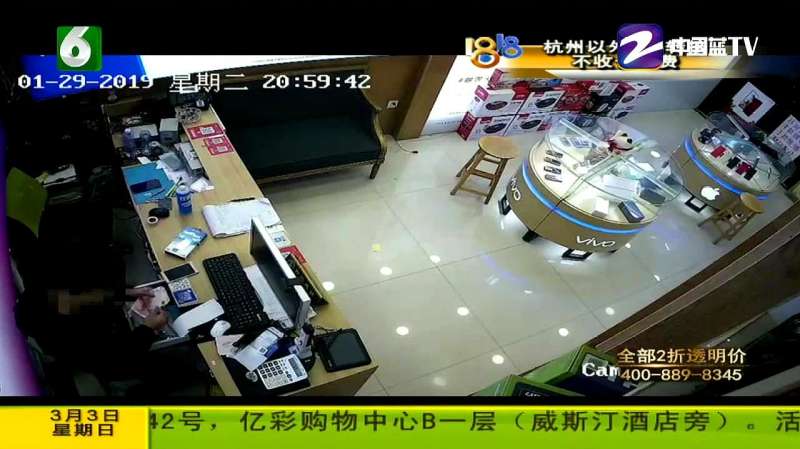 维修工坐下“收账” 监控——记录