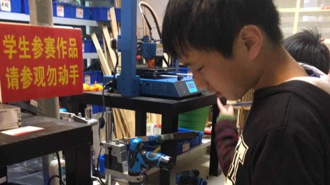 科学小实验:易拉罐制作的双电机摇头扇,中小学生DIY作品