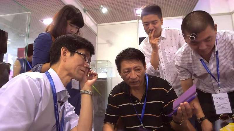 故宫的钟表源于世界各地精品荟萃,但这位老先生却有更精品的东西