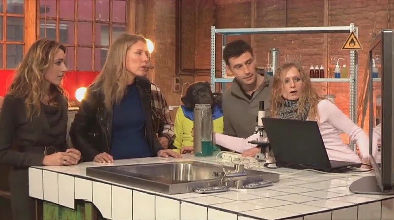 为测试猩猩和人类的抓握能力,科学家利用传感器,进行检测