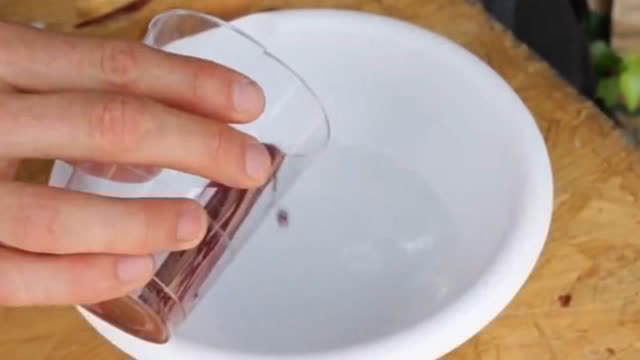 过氧化氢能漂白血液吗?小伙实验,网友:难怪老外这么白