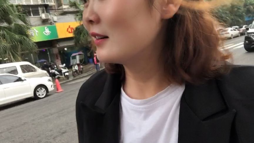 下雨天,学校门口接孩子放学的家长早早的就在等待了