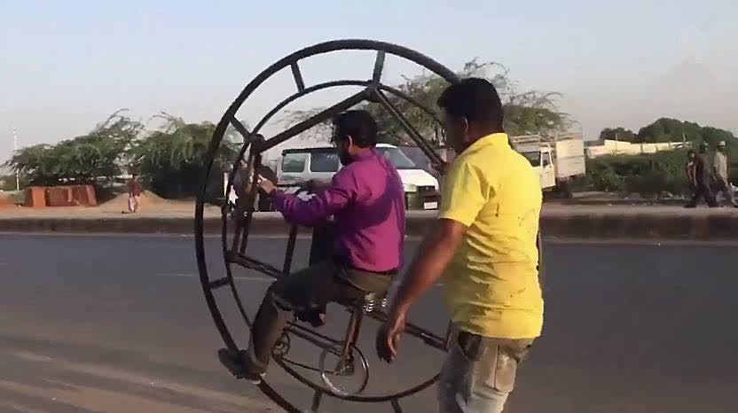 印度牛人自制单轮自行车,以为能跑60公里,结果真打脸