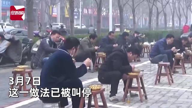 洛阳顾客坐停车位上“考场式”喝汤被叫停:影响市容,不安全